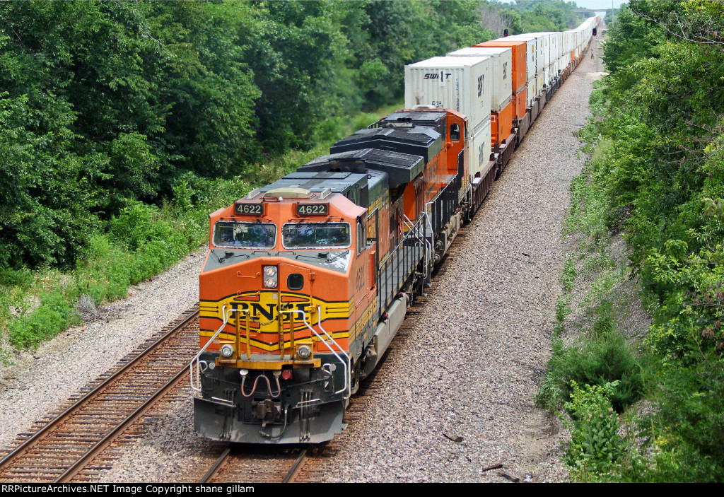 BNSF 4622 Brings up the rear on a 10,000 ft stack.